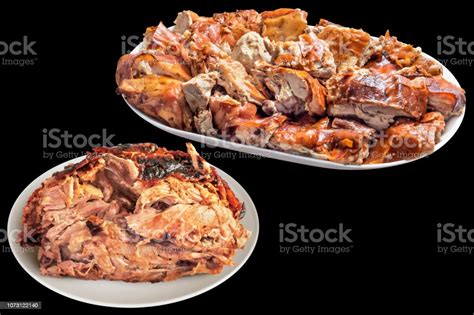 미식가의 접시 하나 가득 갓 침을 잘 한 돼지고기 햄 검은 배경에 고립의 덩어리와 바 삭 바 삭 구운된 돼지 고기 조각 0명에