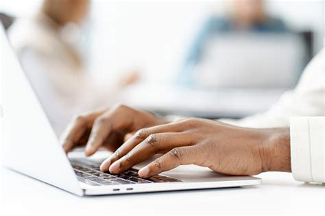바쁜 사무실에서 노트북 키보드로 타이핑하는 관리자 손에 선택적으로 집중 25 29세에 대한 스톡 사진 및 기타 이미지 25 29세 개발 검색 Istock