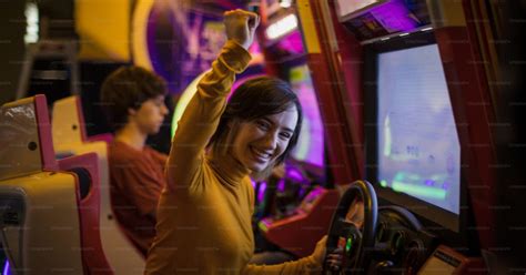 놀이방에서 즐거운 시간을 보내는 커플 게임하기 초점은 여성입니다 여자는 승자입니다 사진 Unsplash의 세르비아 이미지