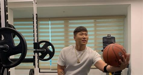 스윙스 체중 감량 후 자신감 넘치는 표정 무릎에 염증 누적됐다 고백 [데일리shot]