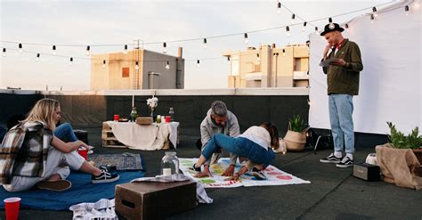 집 밖의 게임 공동의 그룹 꼬는 사람 낮 놀다 단란함 도시 생활 도시의 레저 레져 활동 레크리에이션 매트 모임 밤문화 사회화 상호 작용