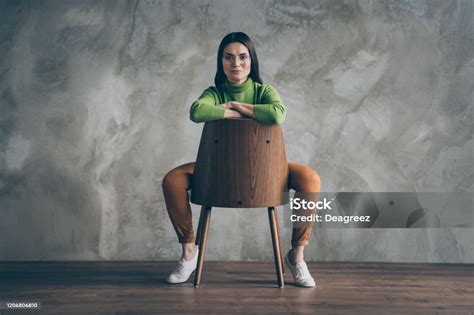 의자에 앉아 자신감 여자의 전체 길이 몸 크기 사진은 당신에게 고립 된 회색 벽 콘크리트 배경으로 돌아 갈색 머리에 대한 스톡 사진 및 기타 이미지 Istock