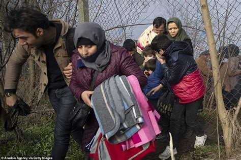 3万难民涌向希腊边境遭驱赶，多是妇女儿童，女子仰天痛哭惹心碎腾讯新闻