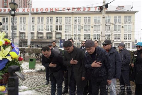 Ардчилсан хувьсгалын алтан хараацай С Зориг агсны хөшөөнд цэцэг өргөж хүндэтгэл үзүүллээ