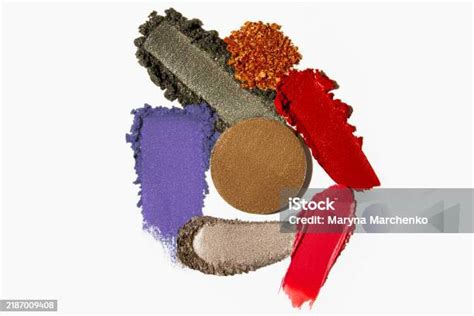 밝은 흰색 배경에 립스틱 아이섀도 브론저 파우더 질감이 있는 밝고 다채로운 화장품 구성 0명에 대한 스톡 사진 및 기타 이미지 Istock