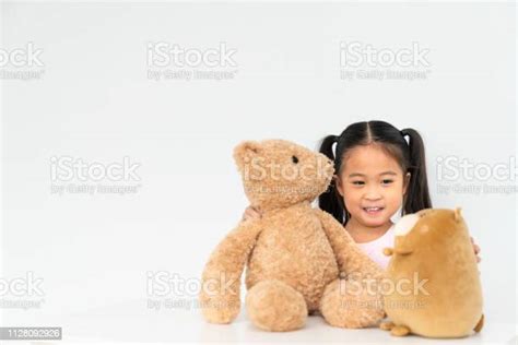 젊은 사랑 스러운 아시아 소녀 화이트 벽 배경 복사 공간 2 귀여운 Teddybear 인형 집에서 놀고 어린이 놀이 청소년 어린 시절 활동 개념 가정 생활에 대한 스톡 사진