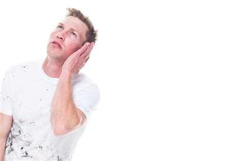 2029세의 어른 잘생긴 자백 남성 화가 집 화가 서 있는 T 셔츠 셔츠 청바지 지루함 페인트 브러시를 들고 있는 1인 정면 웨스트 업 20 29세에 대한 스톡 사진 및