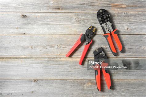 좌초 된 전선을 압착하기위한 도구 회색 나무 배경에 전기 또는 빌더를위한 압착 도구 Usb 케이블에 대한 스톡 사진 및 기타 이미지 Usb 케이블 개념 개념과 주제