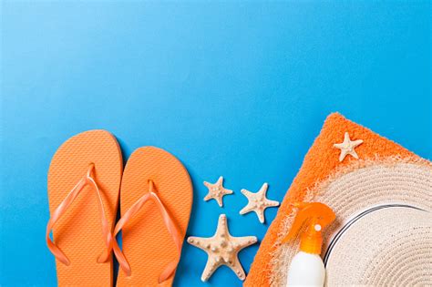 여름 해변 플랫 레이 액세서리입니다 선스크린 병 크림 밀짚 모자 플립 플롭 수건과 색깔배경에 조개 복사 공간이 있는 여행 휴가 컨셉 개념에 대한 스톡 사진 및 기타 이미지