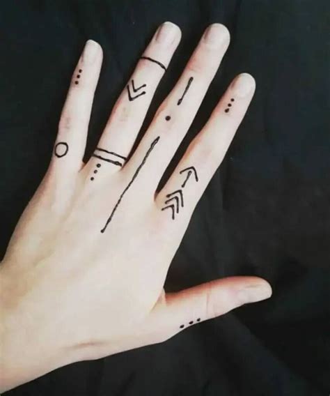 Рисунки черной ручкой на руке