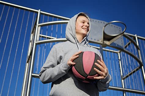 개별 여성 십 대 소녀 길거리 선수에 대 한 야외 도시 농구 훈련 Exhibition Match에 대한 스톡 사진 및 기타 이미지 Exhibition Match 갈색