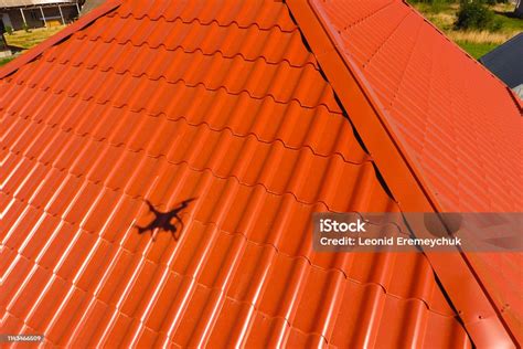금속으로 만든 주황색 지붕이 있는 집 평면도 지붕에 골 판지를 그린 금속 프로 파일 0명에 대한 스톡 사진 및 기타 이미지 0명 가까운 가리기 Istock