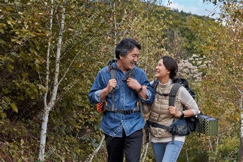 중년커플 커플 부부 인간관계 가족 중년 성인 하이킹 아웃도어 건강관리 백패커 여행하기 함께함 컨셉 이미지 Jv12625469 게티이미지뱅크