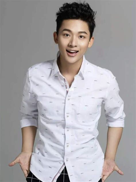 张晚意恋情曝光，携女生和朋友聚餐后同返公寓，两人手搀手很亲密