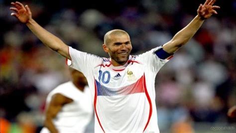 ”زيدان ومهاجم تشيلسى” يصليان فى المسجد الأقصى الموجز