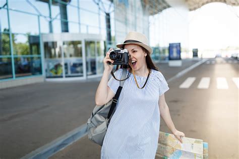 젊은 여행자 관광 여자 배낭 복고풍 빈티지 사진 카메라 국제 공항에서 종이 지도 들고 여성 승객 주말도 주에 여행을 해외 여행 공기 비행 개념입니다 건축에 대한 스톡 사진