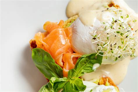 가벼운 세라믹 접시에 수란 마이크로그린 콩나물 연어 조각 바질 잎을 곁들인 토스트 2개 접시는 회색 돌 배경에 서 있습니다 0명에 대한 스톡 사진 및 기타 이미지 Istock