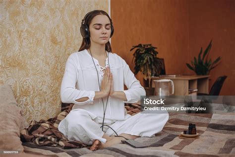 기도하는 여자는 집에서 요가를 하고 명상하는 포즈를 취한다 25 29세에 대한 스톡 사진 및 기타 이미지 25 29세 가정의 방 건강한 생활방식 Istock