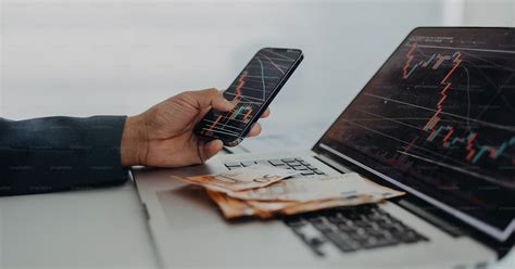 사무실 책상에서 컴퓨터와 스마트폰으로 작업하는 유로 돈을 세는 사업가 인플레이션 개념 사진 Unsplash의 실패 이미지