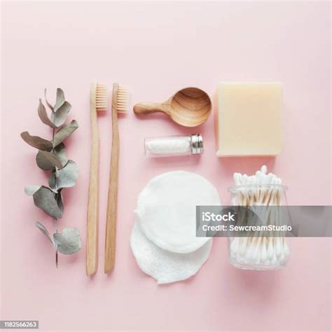 대나무 이어버드 칫솔 천연 치실 면 화장 제거 패드 샴푸 및 Soad 바 플라스틱 무료 폐기물 제로 욕실용 재사용 가능한 제품 플랫 레이에 대한 스톡 사진 및 기타 이미지