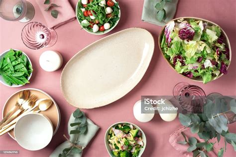 봄 가족 저녁 식사 비건 및 채식주의 개념 맨 위 보기 공간을 복사합니다 접시 샐러드와 야채 요리와 그릇 분홍색 초라한 배경에 유칼립투스 꽃 분홍에 대한 스톡 사진 및 기타