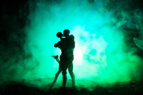 사랑 발렌타인의 날 개념입니다 사랑 분야에 서 고 어둠에 포옹에 달콤한 젊은 커플의 Sillhouette 톤 안개 배경 인형 장식 테이블 촬영에 수치 결혼식에 대한 스톡