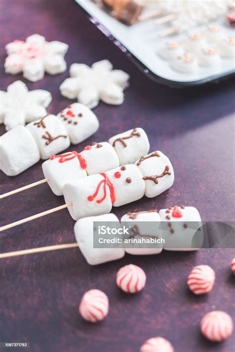 마 시 멜로 눈사람 그리고 뜨거운 Chocate 음료를 위한 막대기에 순 록 0명에 대한 스톡 사진 및 기타 이미지 0명 고명 마시멜로 Istock