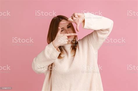 사진을 찍기 위해 모방하고 세심한보기로 손가락 프레임을 들여다 보며 초점을 맞추는 여성 영화 카메라에 대한 스톡 사진 및 기타 이미지 Istock