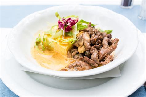 구운 고기와 야채입니다 굴 라 시와 감자 그 라 탕 소스에 작성 클로즈업에 선택적 초점입니다 0명에 대한 스톡 사진 및 기타