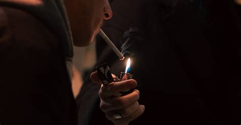 이스탄불에서 밤에 담배를 피우는 두 남자 · 무료 스톡 사진