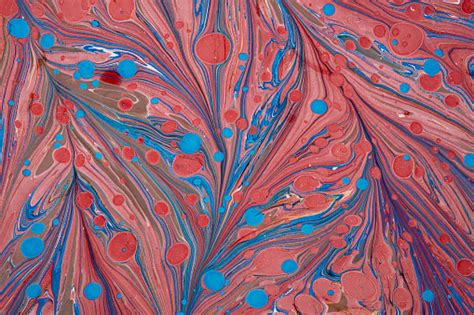빨간색과 파란색 색상의 다채로운 대리석 배경은 터키의 에브루 기술로 만들어집니다 물 표면에 아크릴 페인트의 추상적 인 얼룩과