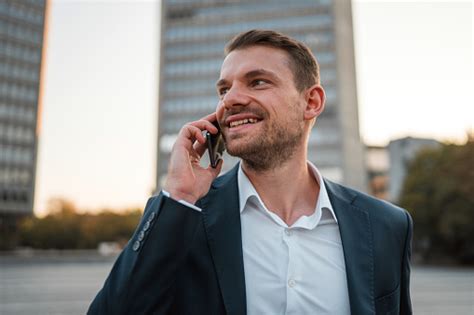 도시에서 야외에서 스마트 폰을 사용하는 잘 생긴 백인 사업가 30 34세에 대한 스톡 사진 및 기타 이미지 30 34세 건물 외관 경영자 Istock
