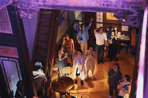 見域 誰說派對只能開在夜店？在鹿港，我們戴上耳機、踩著老宅木地板、隨著音樂自由搖擺。這場 Silent Disco，是鹿港街頭最安靜、也最