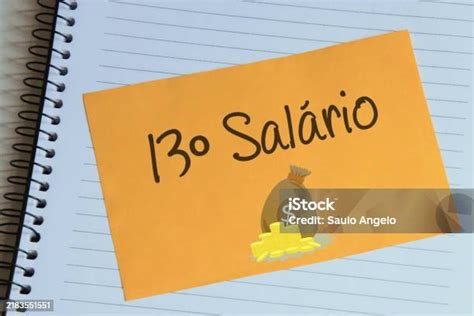 노란색 포스트 노트 종이 또는 배경 노트와 함께 13º 급여를 쓴 자체 접착 노트 시트 포르투갈어 13º Salário 0명에 대한 스톡 사진 및 기타 이미지 Istock