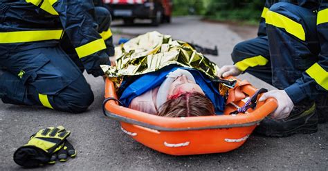 자동차 사고 후 플라스틱 들것에 부상당한 젊은 여성 열 담요로 덮여 닫다 사진 Unsplash의 구출 이미지