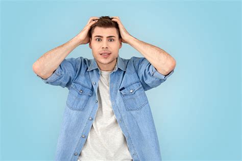 자유형 젊은 남자 에 청바지 재킷 서 고립 에 회색 긁는 머리 생각 의 창조적 인 아이디어 갈색 머리에 대한 스톡 사진 및 기타