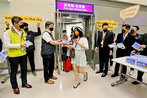 國門解封全球首發團凌晨抵台 旅客：很喜歡台灣圖 中央通訊社 Line Today