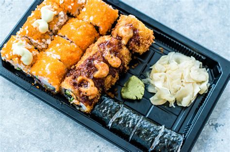 플라스틱 용기 상자에 초밥 세트 패키지 캘리포니아 롤 뉴욕 롤 붐 롤 생강 와사비 간장 0명에 대한 스톡 사진 및 기타 이미지 Istock