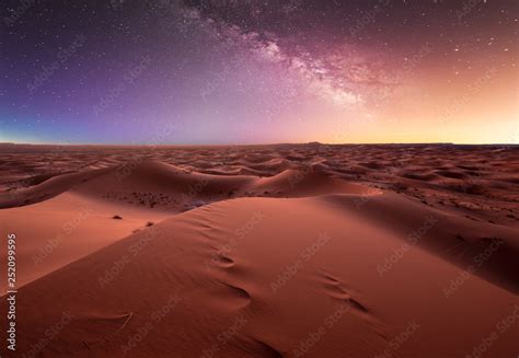Foto De Amazing Milky Way Over The Dunes Erg Chebbi In The Sahara