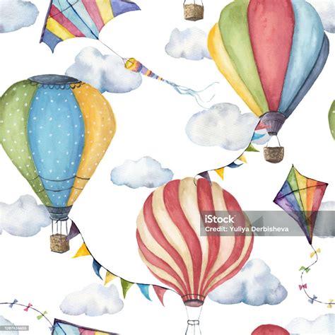 열기구 연 및 플래그 화환과 수채화 원활한 패턴 흰색 배경에 고립 된 에어로스테이트와 구름이있는 손으로 그린 하늘 그림 디자인 패브릭 또는 배경용 열기구에 대한 스톡 벡터
