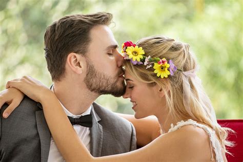 젊은 부부 사랑 웨딩 신부에에서 그리고 공원에서 키스 하는 신랑 신혼 부부입니다 빨간 소파에 아름 다운의 근접 촬영 초상화 낭만적인 순간을 함께 데 2명에 대한 스톡 사진