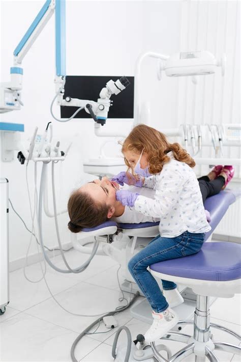 Dentista Pediatrico Con Il Paziente Immagine Stock Immagine Di