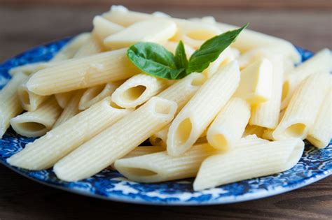 버터와 치즈와 바 질 나무 테이블에 빈티지 아름 다운 파란색 접시에 펜 네 파스타 요리 격리 그릇에 대한 스톡 사진 및 기타 이미지 Istock