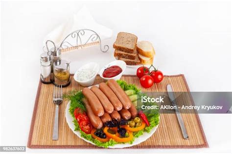 토마토 오이 채소와 소 하 세 삶은 지 검정 또는 흰색 빵 제공 완벽 한 추가 이다 매운 소스와 겨자 저녁 식사를 위해이 요리 제공 강도와 쾌활 합니다 갈색에 대한 스톡