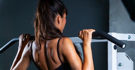 근육만으론 부족‘헤메·킬힐·여성성 요구받는 여성 보디빌더