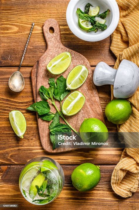 모히토 칵테일 만들기 재료 민트 라임 얼음과 바 기구 나무 배경 위쪽 보기 0명에 대한 스톡 사진 및 기타 이미지 0명 감귤류 과일 검은색 Istock