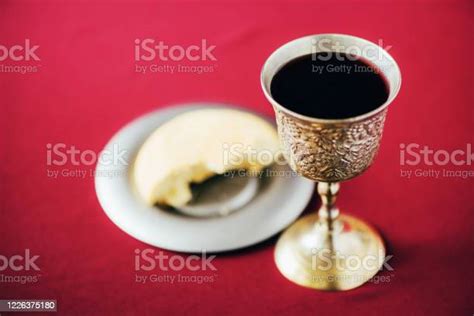 무단한 빵 와인의 성배 빨간 배경에 실버 키드두시 와인 컵 친교 정물 예수 희생을 상기시키기 위한 기독교 친교 개념 부활절 유월절 개념에 대한 스톡 사진 및 기타 이미지