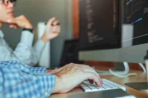 소프트웨어 회사 사무실에서 일하는 프로그래머 팀 개발 웹 사이트 설계 및 코딩 기술 개발 It 전문가에 대한 스톡 사진 및 기타