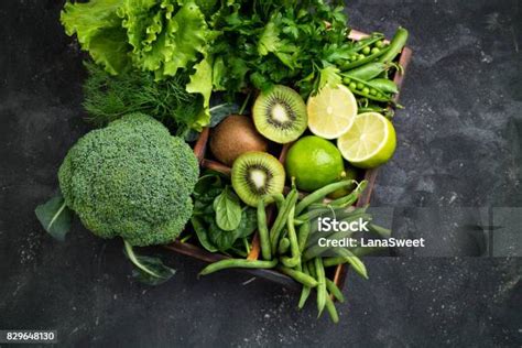녹색 야채 배경입니다 신선한 정원 생산입니다 브로콜리 시금치 키 위 상 추 파 슬 리 딜 어두운 콘크리트 테이블에 아스파라거스 콩 감귤류 과일에 대한 스톡 사진 및 기타