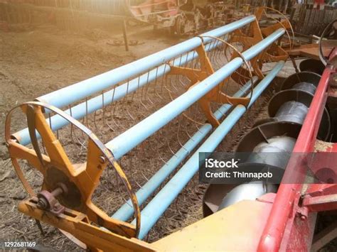 회전 의 결합 수확기의 클로즈업 은 수확기 결합 수확기 필드에서 수확하기위한 기계 0명에 대한 스톡 사진 및 기타 이미지 0